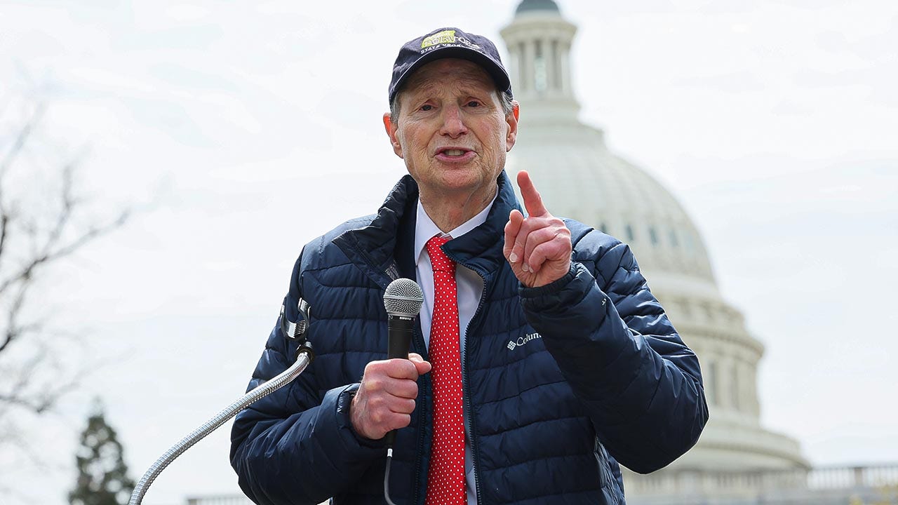 Oregon Sen. Ron Wyden reacts to FBI probe involving Trail Blazers coach ...